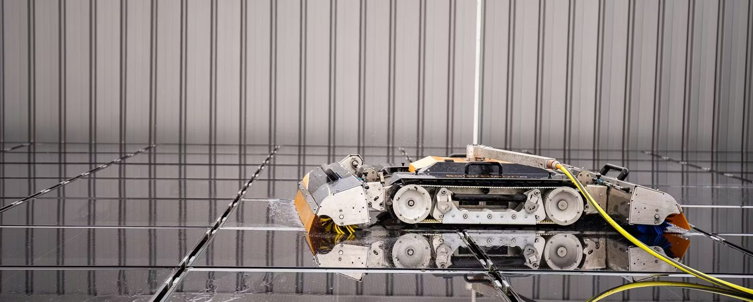 Robot giúp vệ sinh tấm pin năng lượng mặt trời - EMP Energy JSC